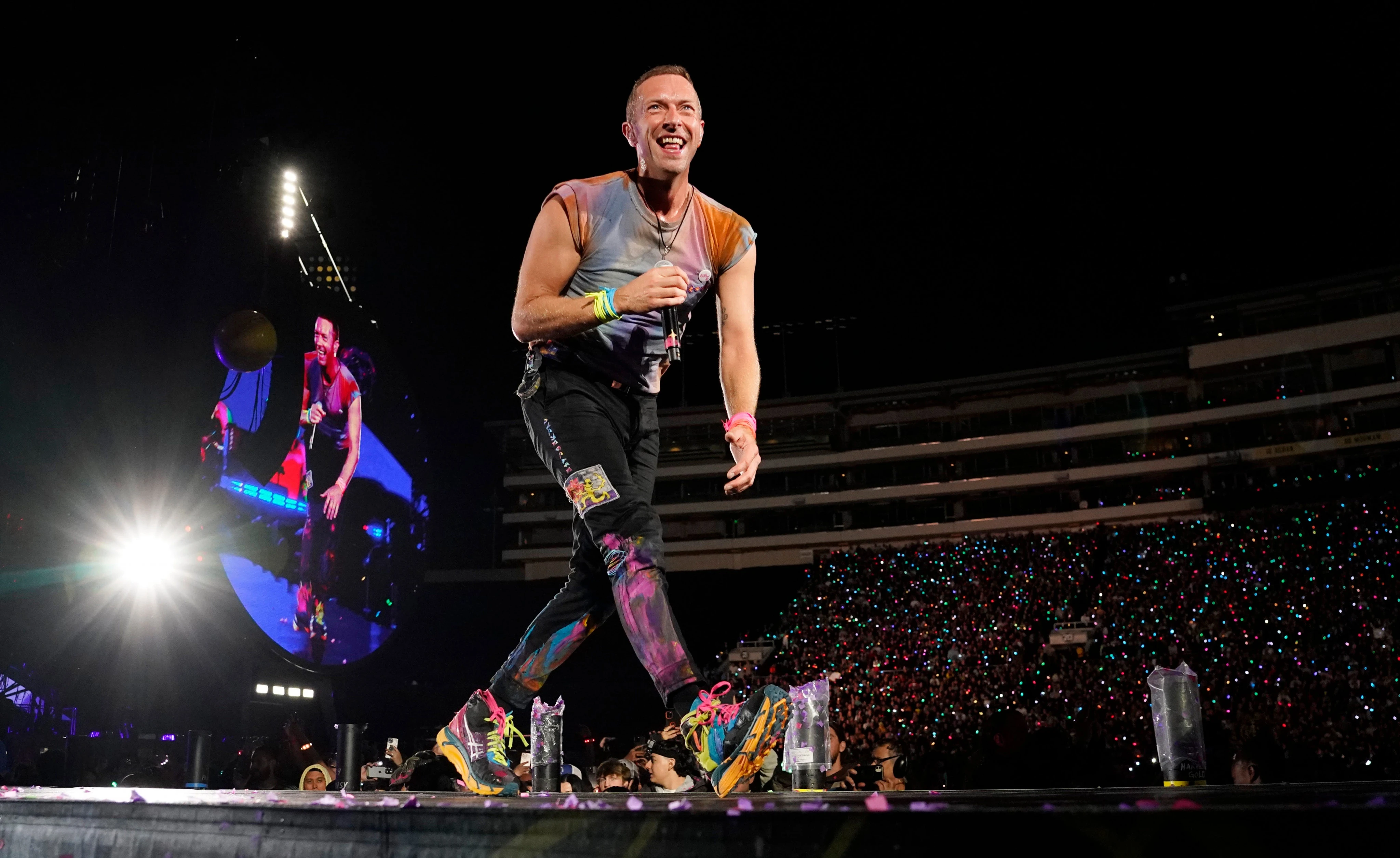 Astronomer CEO placed on leave after Coldplay 'kiss cam' video appeared ...